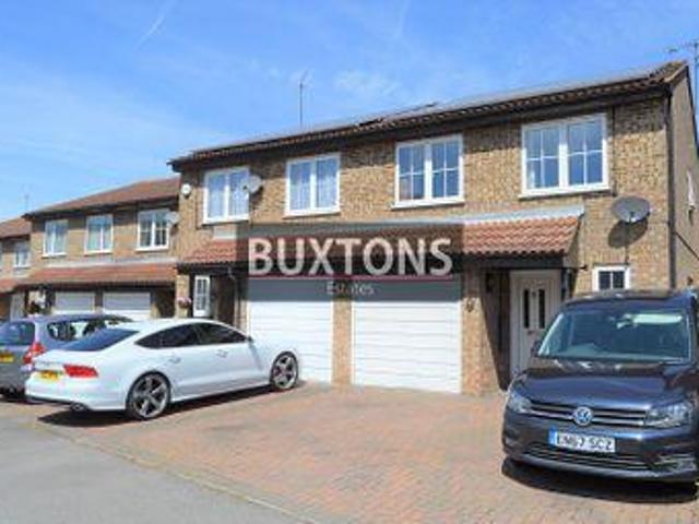 4 Bedrooms Semi detached house for rent in Sandringham Court, Slough, Berkshire. SL1