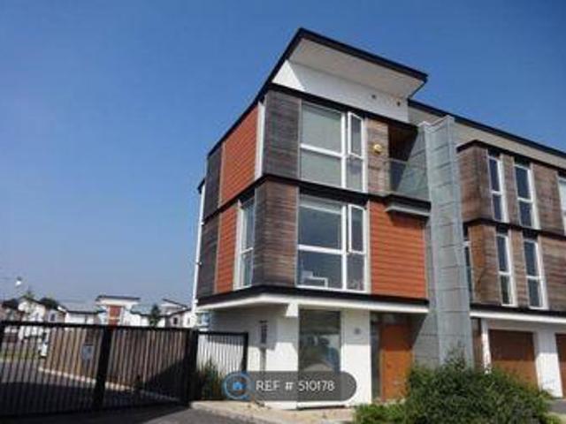 4 Bedrooms Semi detached house for rent in Stadium Drive, Manchester M11