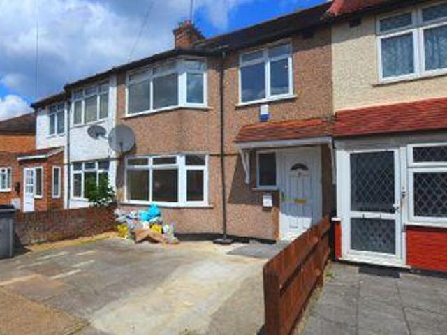 4 Bedrooms Semi detached house for rent in Station Crescent, Wembley, Midlesex HA0