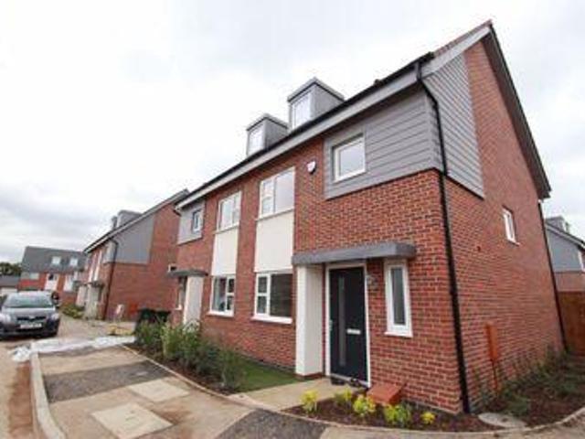 4 Bedrooms Semi detached house for rent in Summer Crescent, Beeston, Nottingham NG9