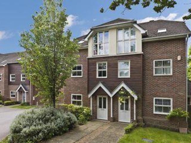 4 Bedrooms Semi detached house for rent in Pendenza, Cobham KT11