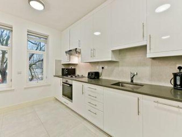 4 Bedrooms Semi detached house for rent in Princes Avenue, London W3