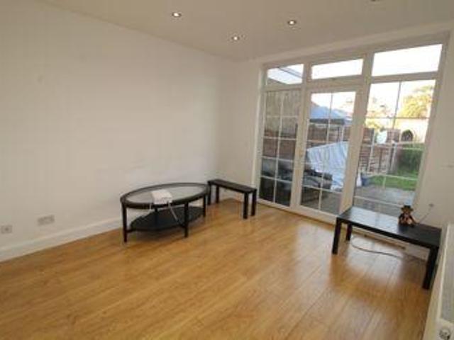 4 Bedrooms Semi detached house for rent in Rose Glen, London NW9