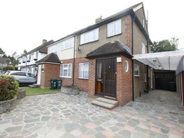 4 Bedrooms Semi detached house for rent in Rex Avenue, Ashford, Surrey TW15
