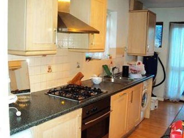 4 Bedrooms Semi detached house for rent in Western Avenue, London W3