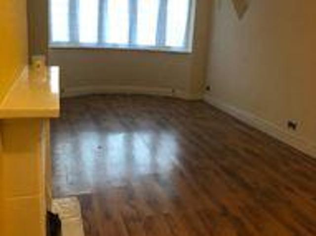 4 Bedrooms Semi detached house for rent in Uney Lane, London IG11