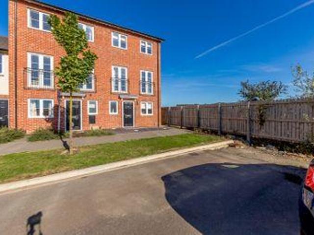 4 Bedrooms Semi detached house for sale in Cinder Lane, Castleford WF10
