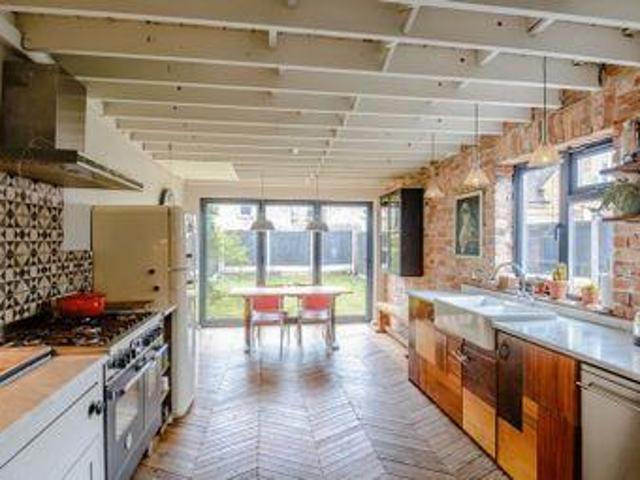 4 Bedrooms Semi detached house for sale in Claude Road, London E10