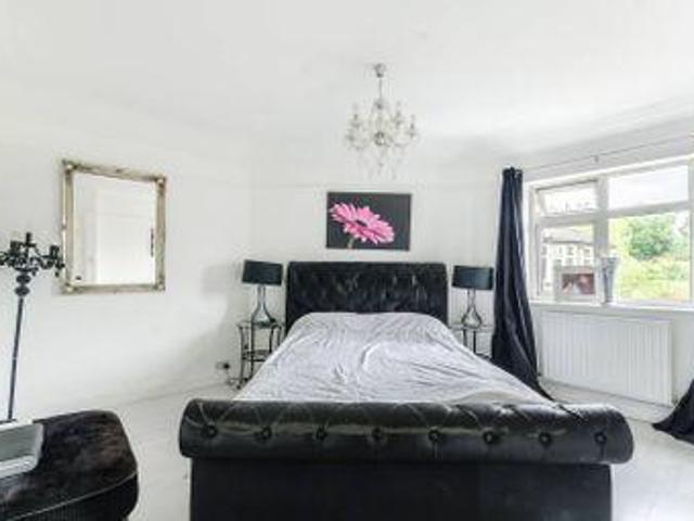 4 Bedrooms Semi detached house for sale in Aspen Gardens CR4, Mitcham