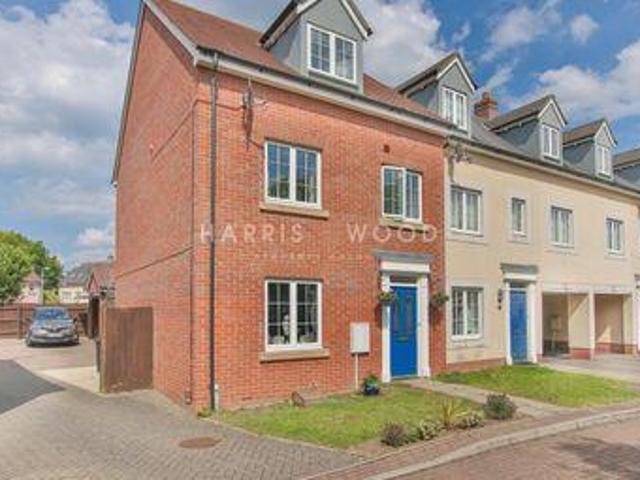 4 Bedrooms Semi detached house for sale in Bolsin Drive, Colchester CO4