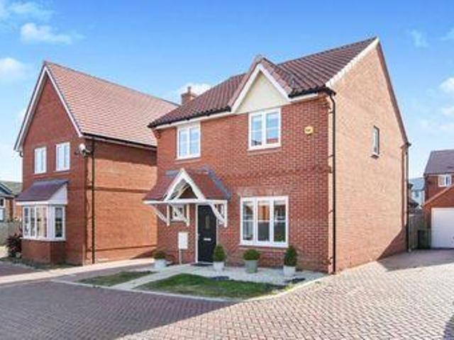 4 Bedrooms Semi detached house for sale in Basildon, Essex, United Kingdom SS15