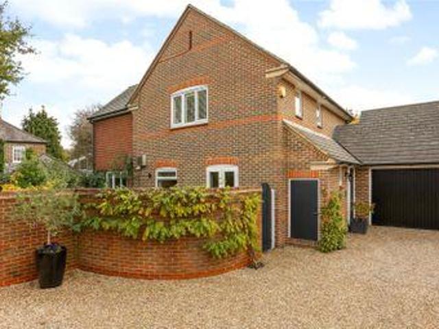 4 Bedrooms Semi detached house for sale in Brisson Close, Esher, Surrey KT10