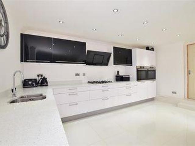 4 Bedrooms Semi detached house for sale in Britannia Drive, Gravesend, Kent DA12