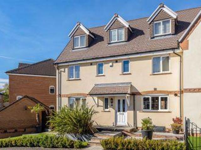 4 Bedrooms Semi detached house for sale in Glade Walk, Leeds LS10