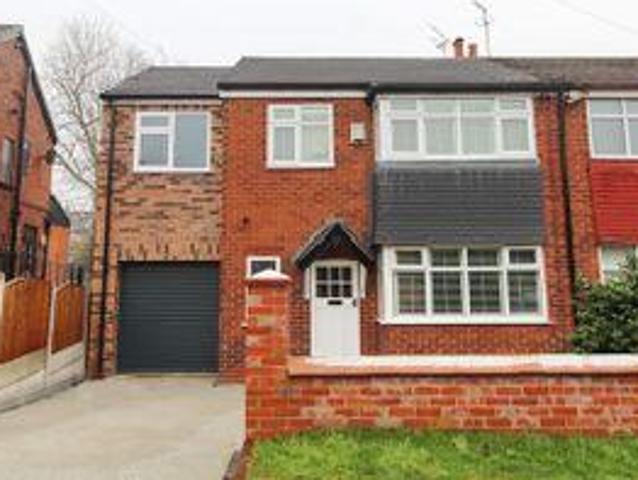 4 Bedrooms Semi detached house for sale in Douglas Road, Worsley, Manchester M28
