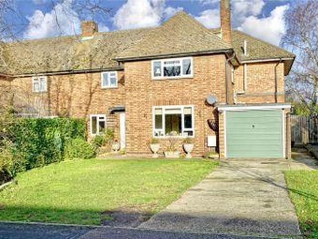 4 Bedrooms Semi detached house for sale in Dovehouse Close, St. Neots, Cambridgeshire PE19