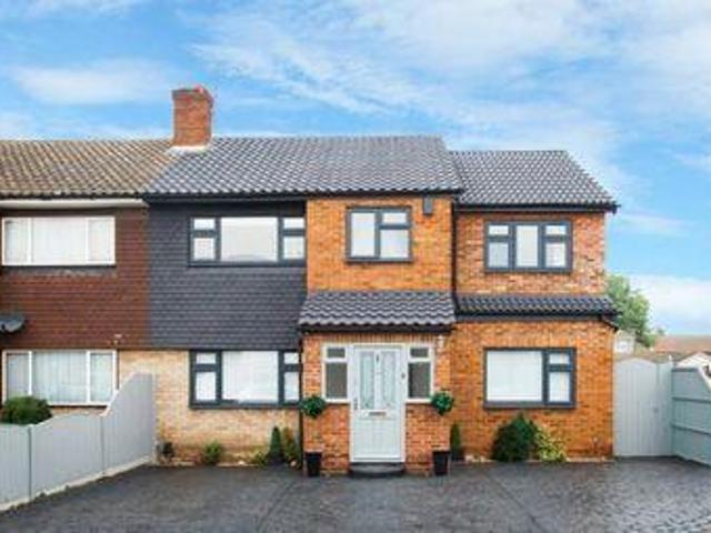 4 Bedrooms Semi detached house for sale in Davies Close, Rainham RM13
