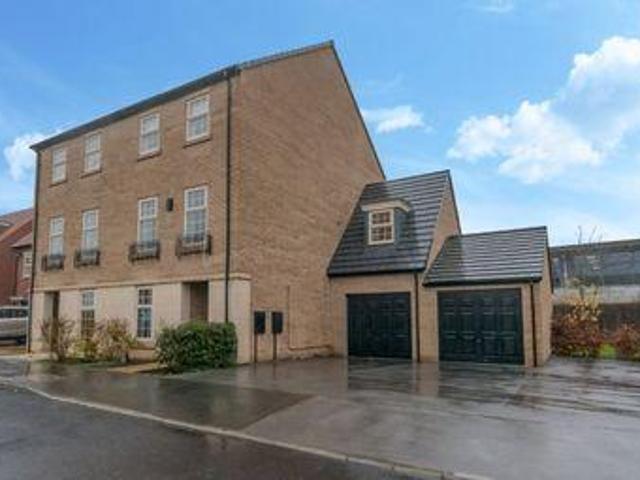 4 Bedrooms Semi detached house for sale in Dealtry Close, Leeds LS15