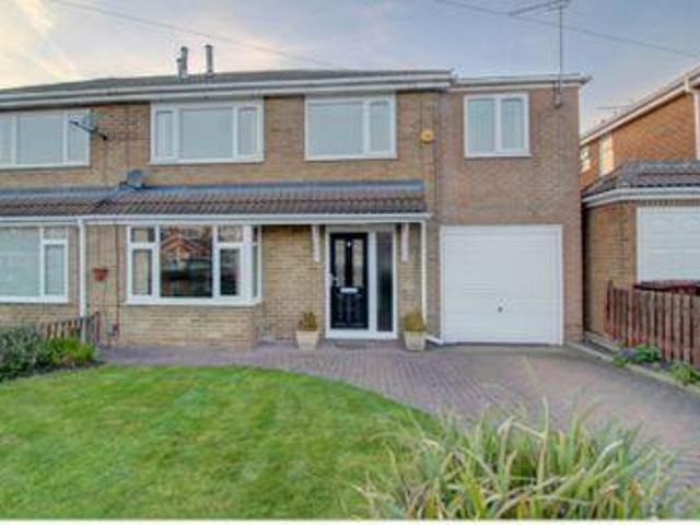 4 Bedrooms Semi detached house for sale in Keren Grove, Wrenthorpe, Wakefield WF2