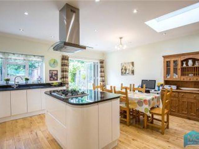 4 Bedrooms Semi detached house for sale in Hilton Avenue, North Finchley, London N12