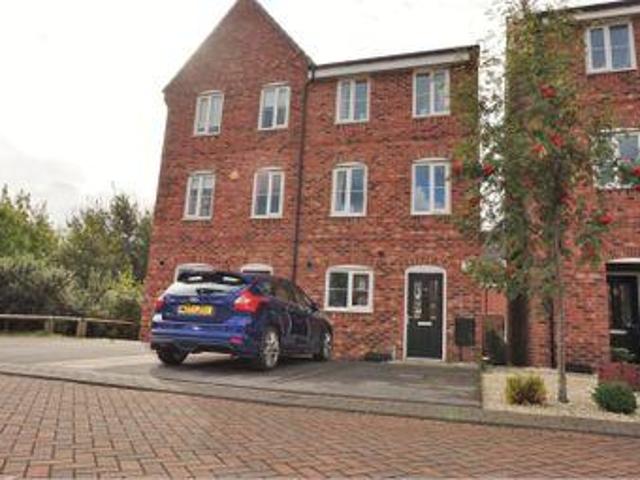 4 Bedrooms Semi detached house for sale in Hutton Close, Bradford BD3