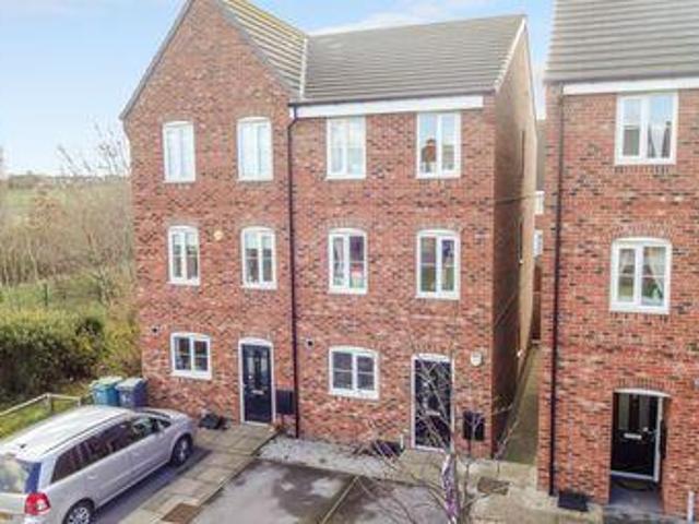 4 Bedrooms Semi detached house for sale in Hutton Close, Thornbury, Bradford BD3