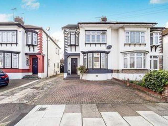 4 Bedrooms Semi detached house for sale in Ilford, Essex, United Kingdom IG6