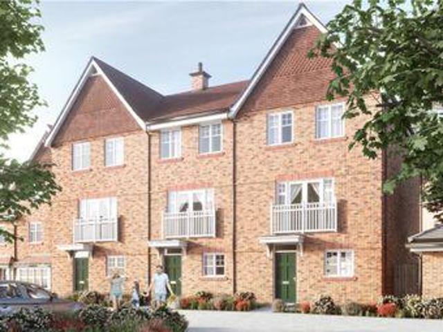 4 Bedrooms Semi detached house for sale in Ively Road, Fleet GU51