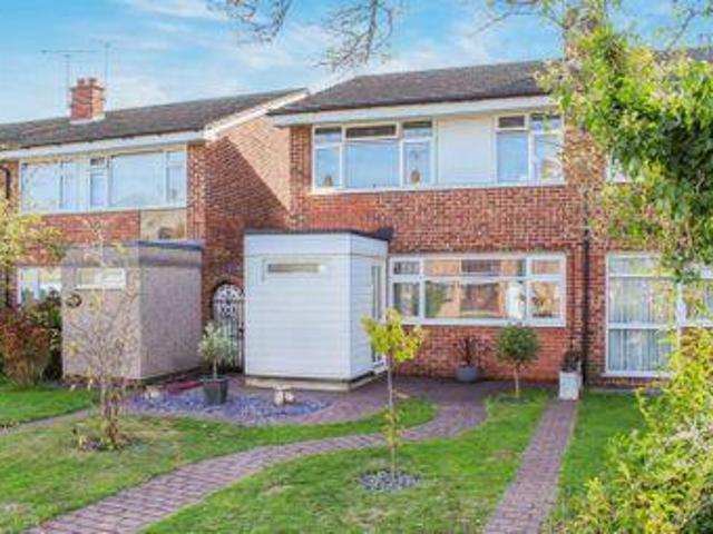 4 Bedrooms Semi detached house for sale in Larkswood Walk, Wickford SS12