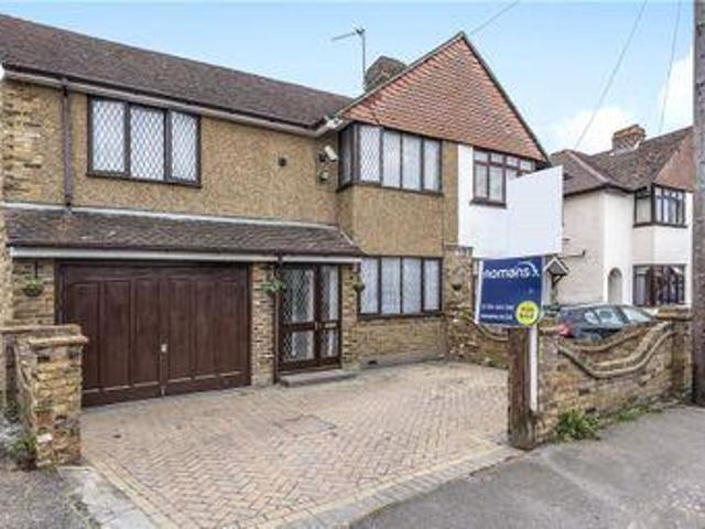 4 Bedrooms Semi detached house for sale in Linkscroft Avenue, Ashford, Surrey TW15