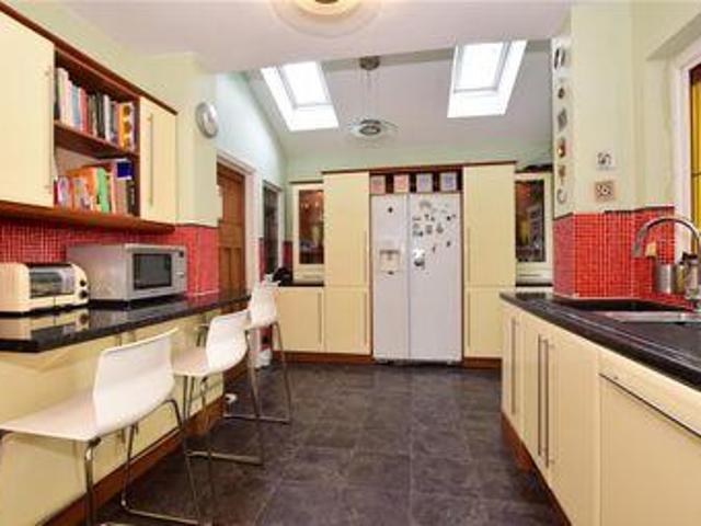 4 Bedrooms Semi detached house for sale in Mayfair Gardens, Woodford Green, Essex IG8