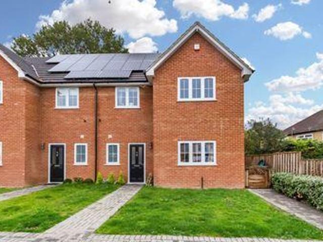 4 Bedrooms Semi detached house for sale in New North Road, Ilford IG6