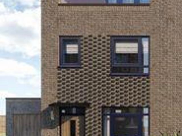 4 Bedrooms Semi detached house for sale in Newport Road, New Bradwell, Milton Keynes MK13