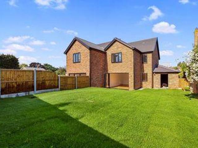 4 Bedrooms Semi detached house for sale in Peel Road, Chelmsford, Essex CM2