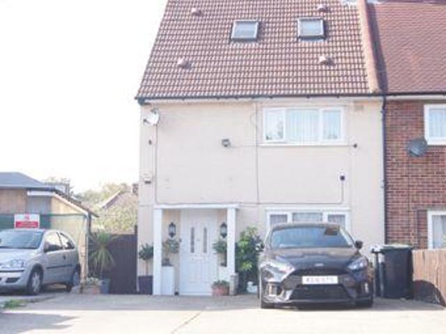 4 Bedrooms Semi detached house for sale in Platts Road, Enfield, Middlesex EN35Na EN3
