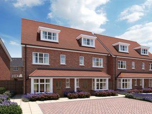 4 Bedrooms Semi detached house for sale in Worthing Road, Southwater RH13