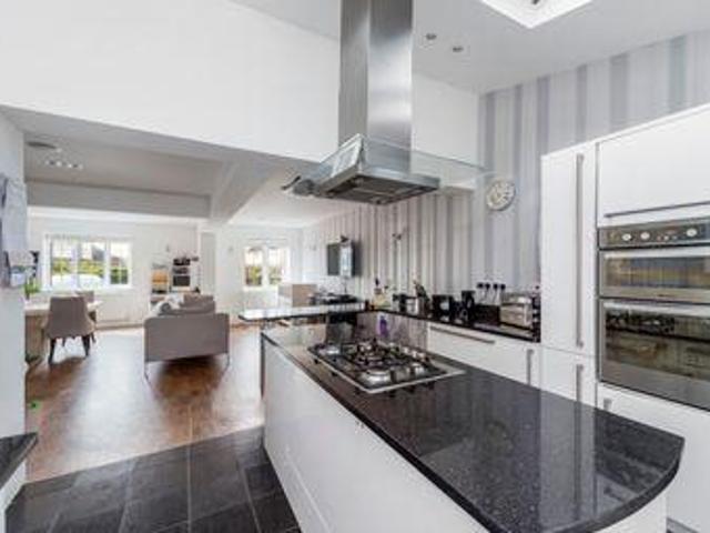 4 Bedrooms Semi detached house for sale in Wescott Way, Cowley, Uxbridge UB8