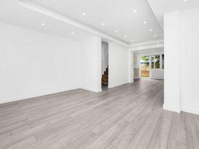 4 Bedrooms Semi detached house for sale in The Bye, London W3