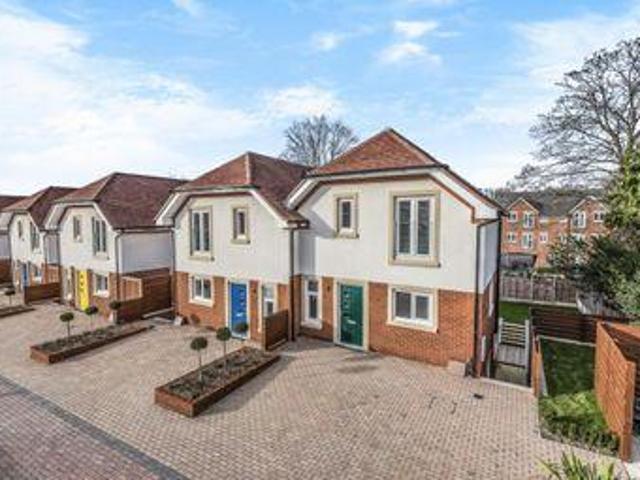 4 Bedrooms Semi detached house for sale in York Road, Camberley GU15
