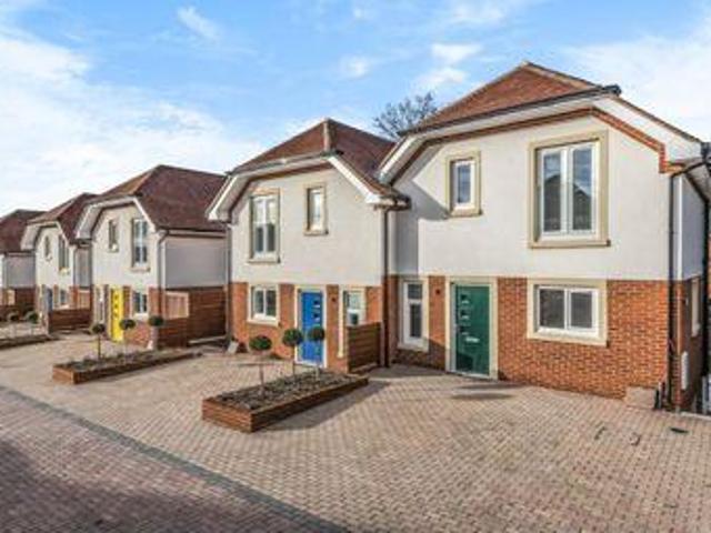 4 Bedrooms Semi detached house for sale in York Road, Camberley GU15