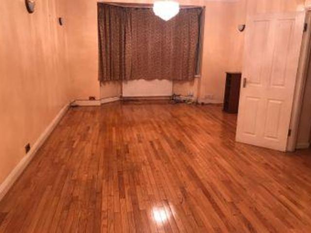 4 Bedrooms Terraced house for rent in Martley Drive, Gants Hill IG2