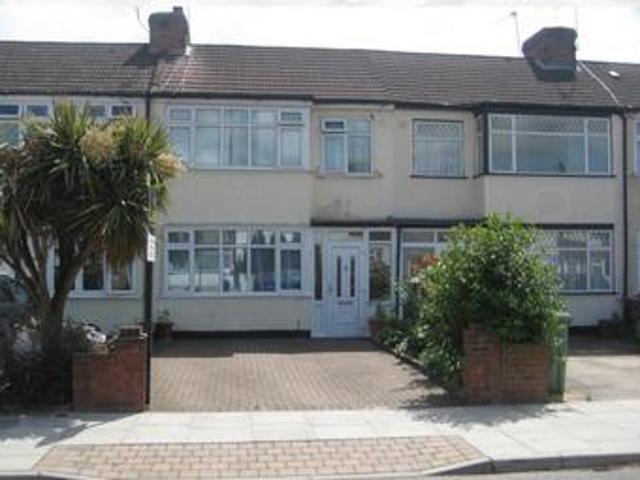 4 Bedrooms Terraced house for rent in Albany Park Road, London EN3