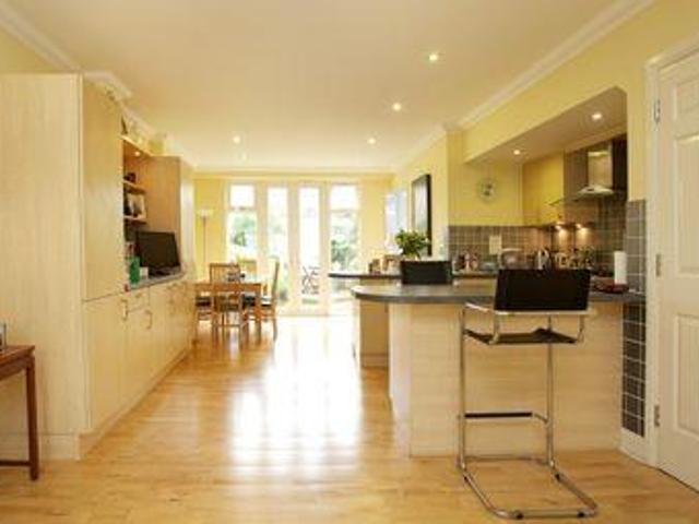 4 Bedrooms Terraced house for rent in Balham High Road, London SW17