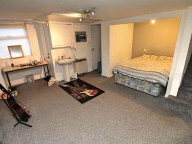 4 Bedrooms Terraced house for rent in Beechwood Mount, Burley, Leeds LS4