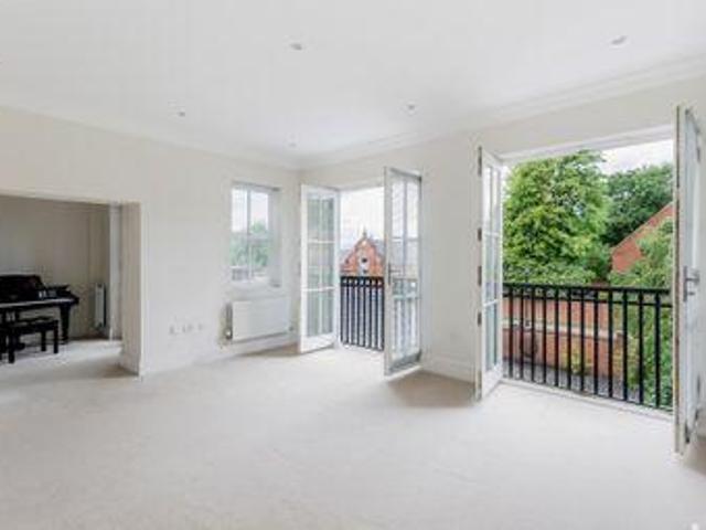 4 Bedrooms Terraced house for rent in Brandesbury Square, Woodford Green IG8