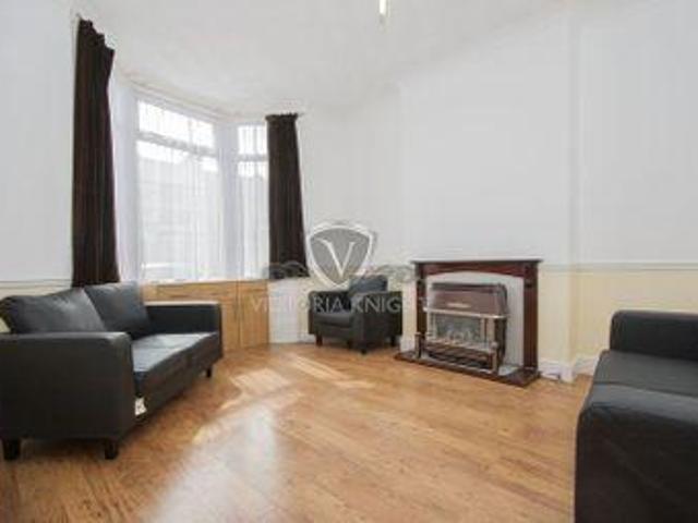 4 Bedrooms Terraced house for rent in Caistor Park Road, London E15