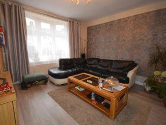 4 Bedrooms Terraced house for rent in Easebourne Road, Dagenham RM8
