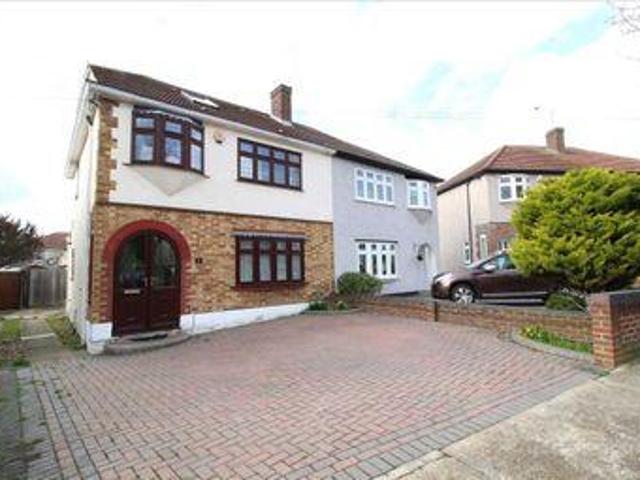 4 Bedrooms Terraced house for rent in Esk Way, Romford RM1