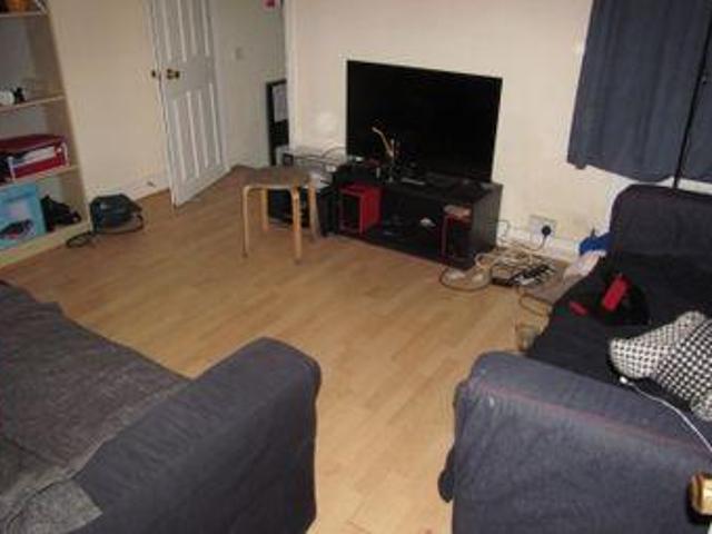 4 Bedrooms Terraced house for rent in Grange Avenue, Reading RG6
