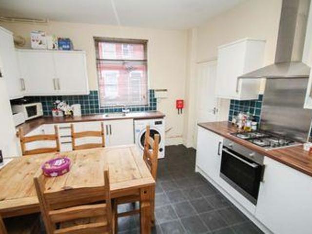 4 Bedrooms Terraced house for rent in Harold Avenue, Hyde Park, Leeds LS6